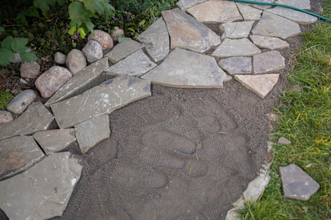 How to Lay a Garden Path Like a Pro