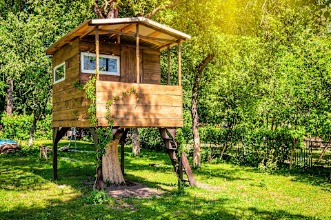 How to Build a Treehouse Simply & Safely
